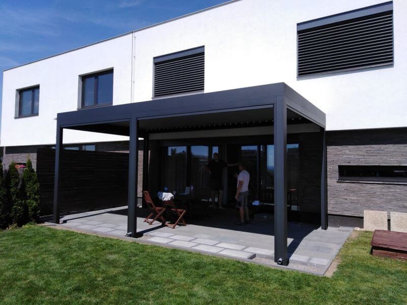 Instalace hliníkové pergoly se screen roletami v Praze | Atiko.cz